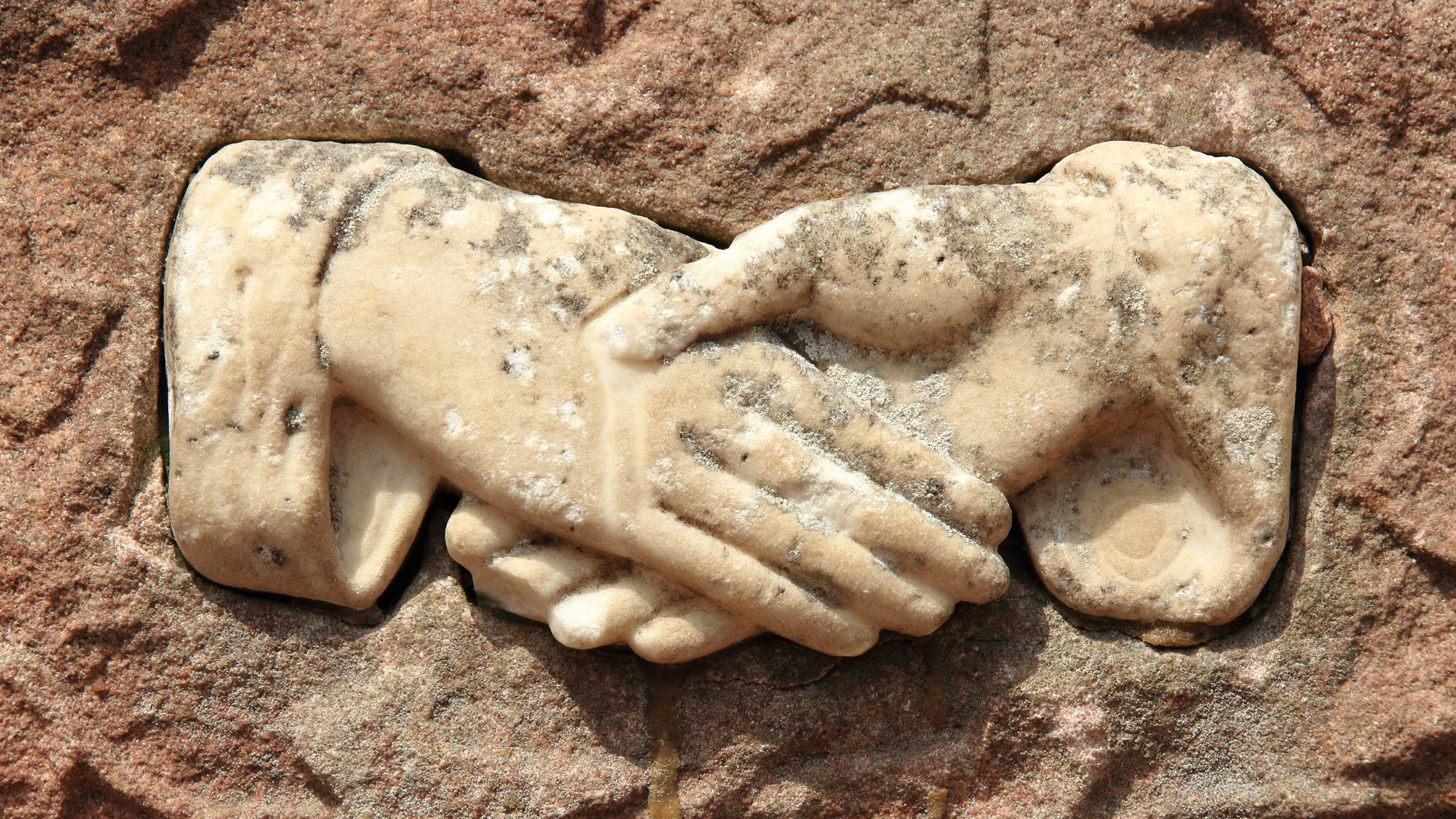 La storia della stretta di mano